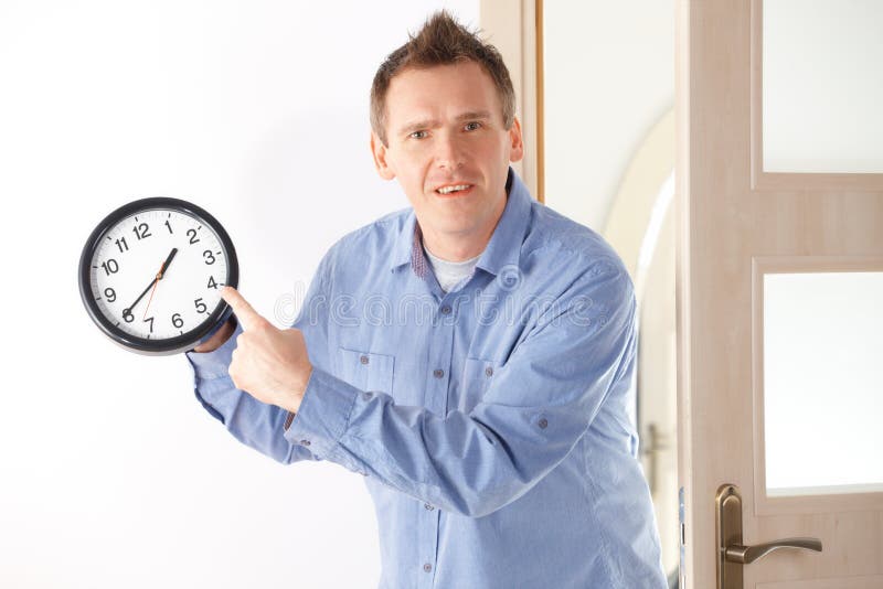 Boss Está Señalando Al Reloj, él Está Atrasado Con El Trabajo, Presión ...