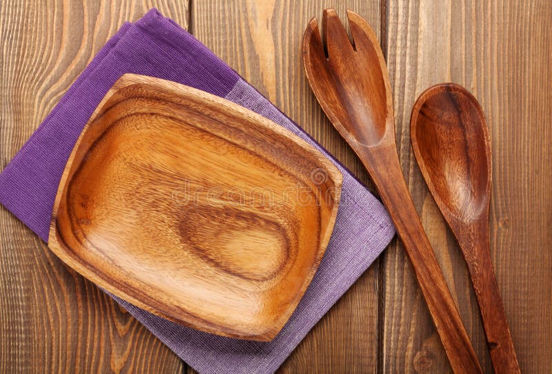 Utensilios De Madera De La Cocina Sobre La Tabla De Madera Foto de ...