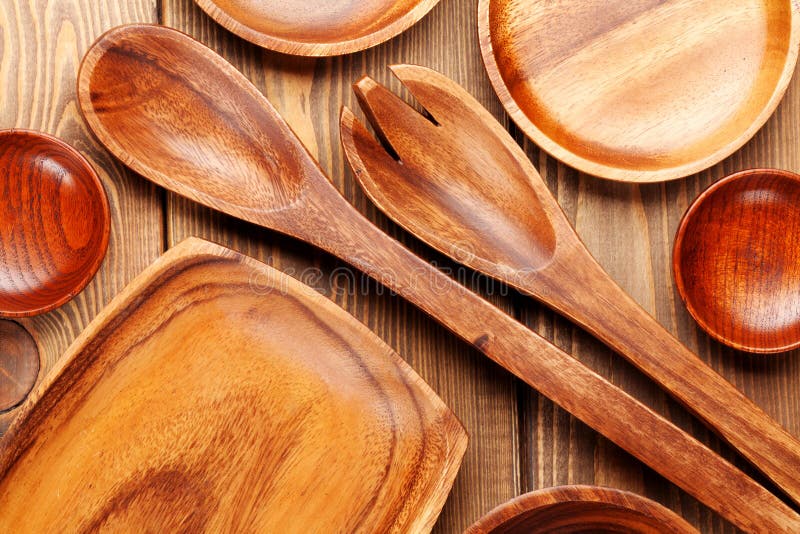 Utensilios De Madera De La Cocina Sobre La Tabla De Madera Foto de ...