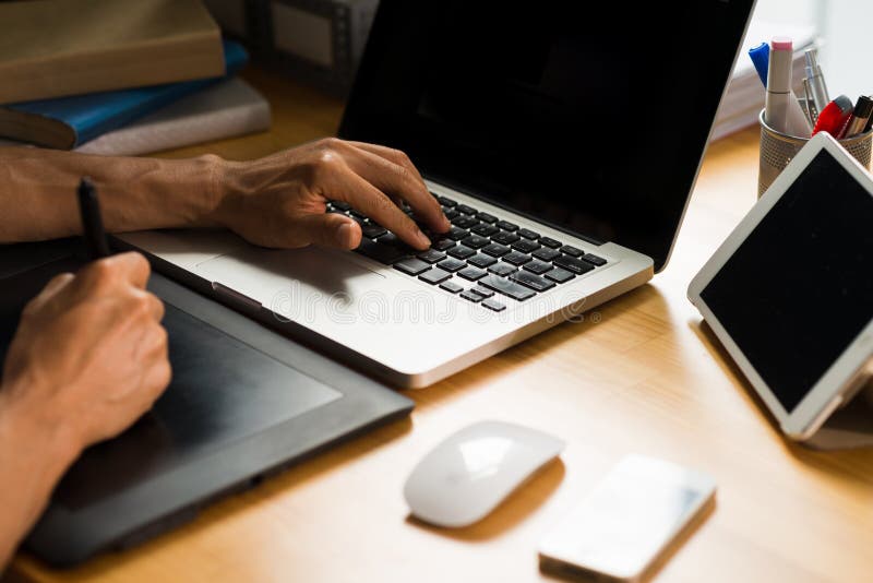 Utilisant le touchpad image stock. Image du workplace - 57219347