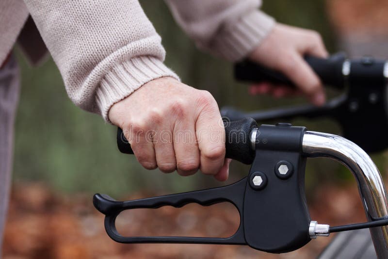 Utilisant un marcheur image stock. Image du marcheur - 38171079