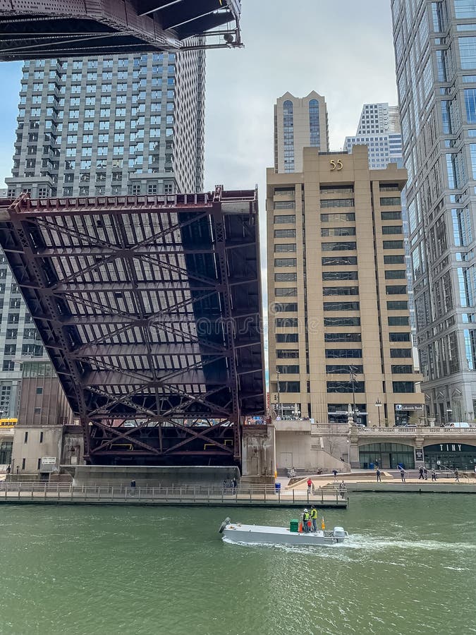 Utility Boat Travels Under a Chicago Drawbridge As it Opens Editorial ...