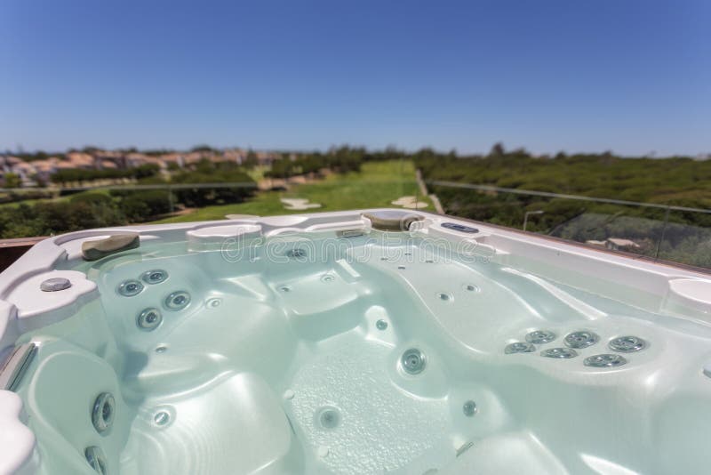 Utomhus- Pölsimning För Blå Bubbelpool Fotografering för Bildbyråer ...