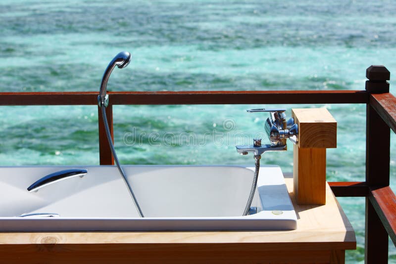 Utomhus- badkar arkivfoto. Bild av vitt, sommar, indier - 41819982