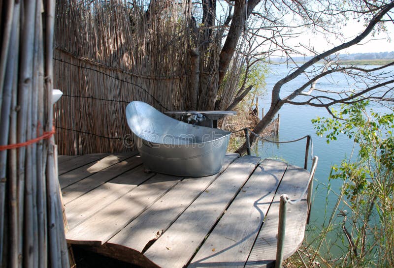 Utomhus- badkar fotografering för bildbyråer. Bild av badkar - 64485205