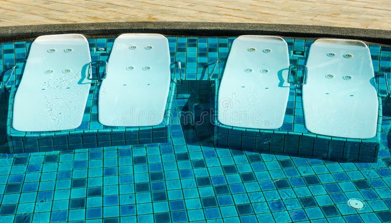 Utomhus- bubbelpool arkivfoto. Bild av himmel, terapeutiskt - 51197100