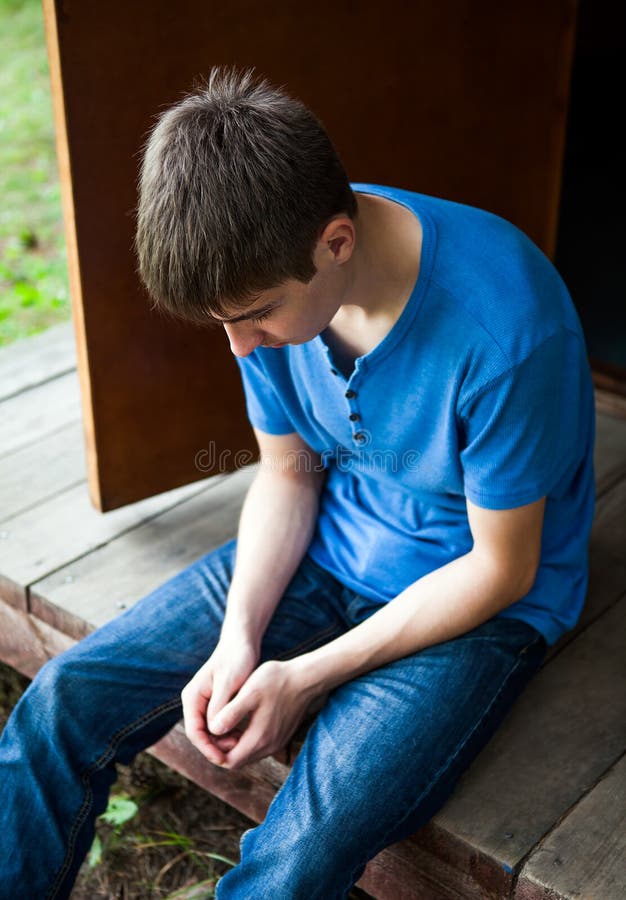 Utomhus- ledsen ung man arkivfoto. Bild av person, utanför - 104456794