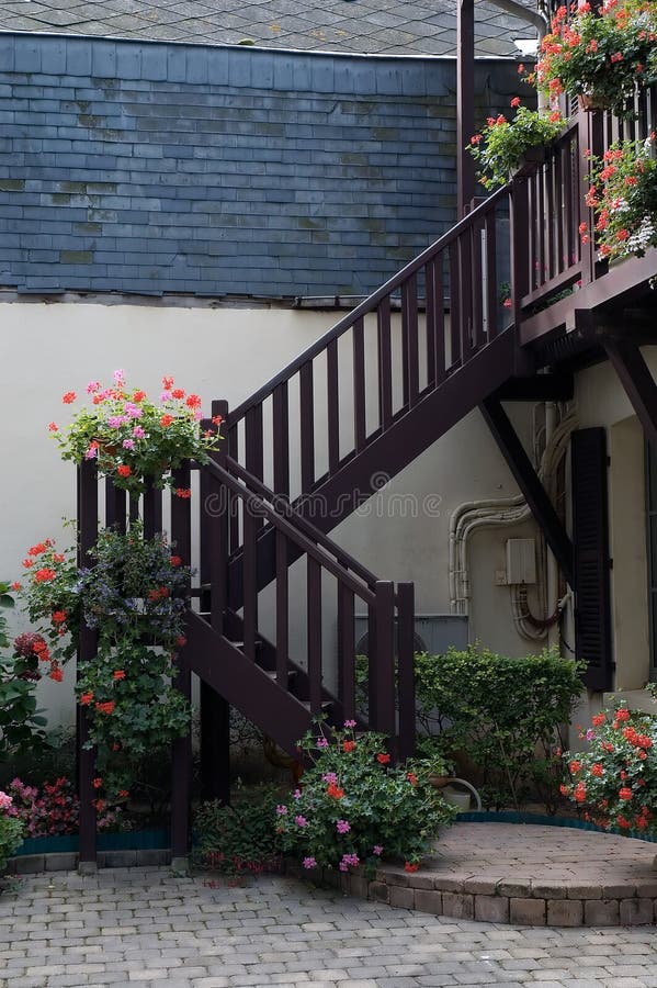 Utomhus- trappa fotografering för bildbyråer. Bild av staket - 3625437