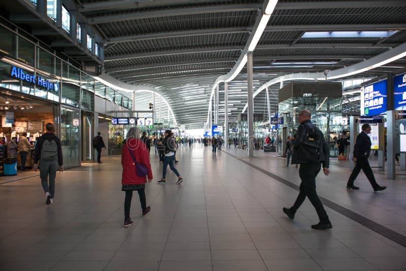 Passengers Inside Large Modern Railway Terminal Concourse Editorial ...