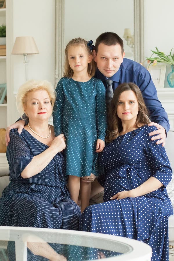 Familjutveckling Farmor Och Moder Dotter Fader Fotografering För