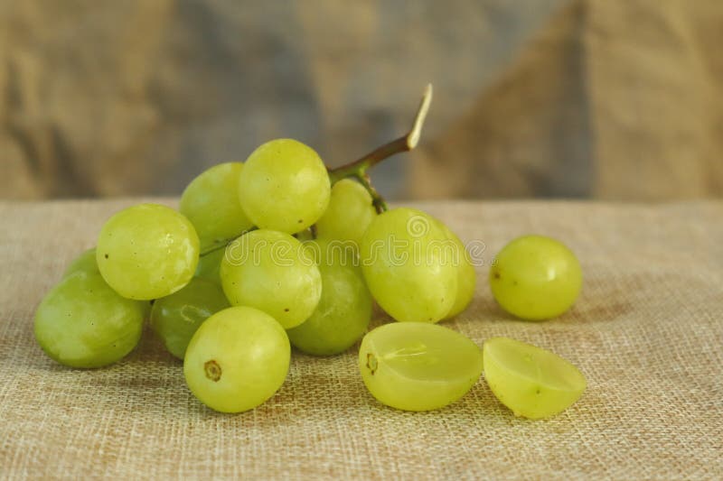 Uvas Blancas En El Fondo Del Lienzo. Imagen de archivo - Imagen de ...