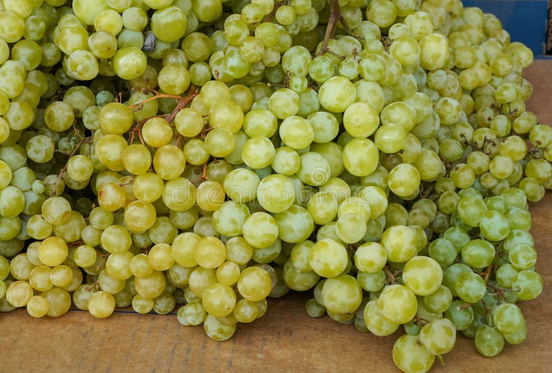 Uvas Blancas a La Venta En Un Puesto De Mercado Imagen de archivo ...