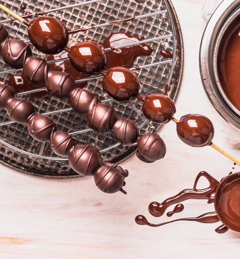 Uvas En Chocolate En El Pincho De Madera Foto de archivo - Imagen de ...