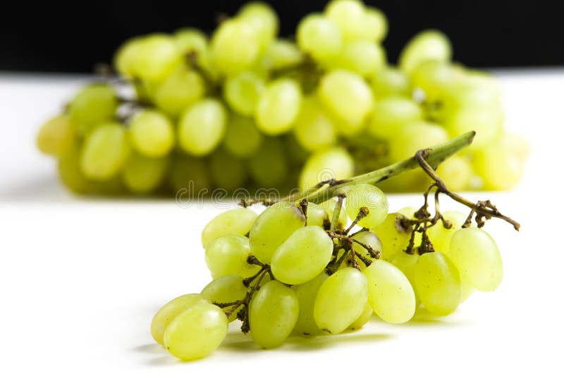 Uvas Naturales Del Eco En Blanco Imagen de archivo - Imagen de dieta ...