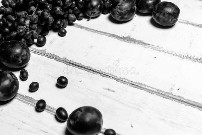 Uvas Que Encontram Se Em Uma Tabela De Madeira Imagem De Stock Imagem