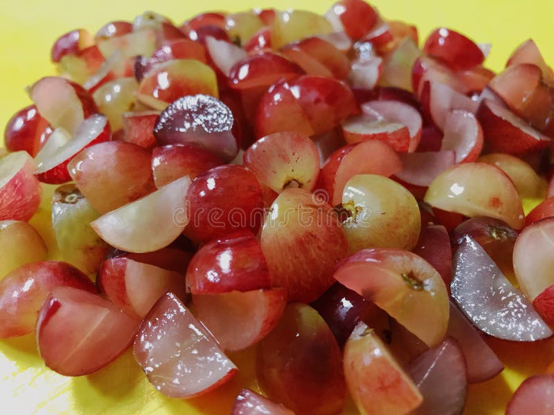 Uvas rojas - cortadas foto de archivo. Imagen de sabroso - 121761252