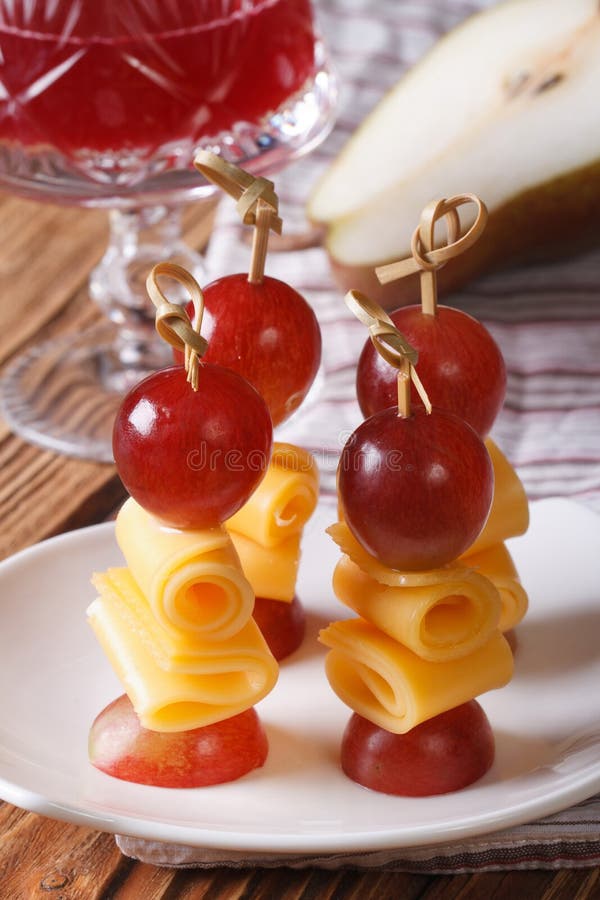 Uvas Rojas Y Queso En Vertical Del Primer De Los Pinchos Imagen de ...