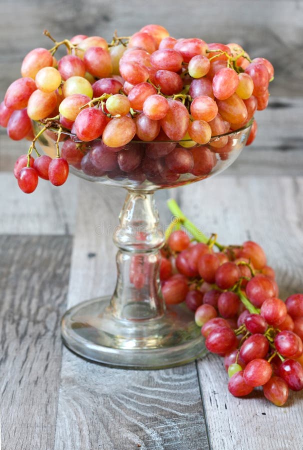 Uvas Sem Sementes Vermelhas Foto de Stock - Imagem de roxo, seedless ...