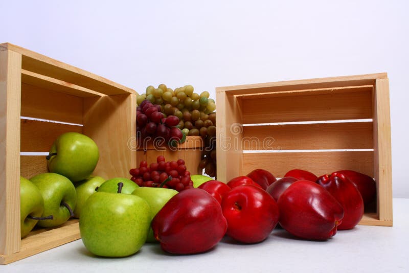 Uvas Y Pera Maduras Excelentes De Las Manzanas Imagen de archivo ...