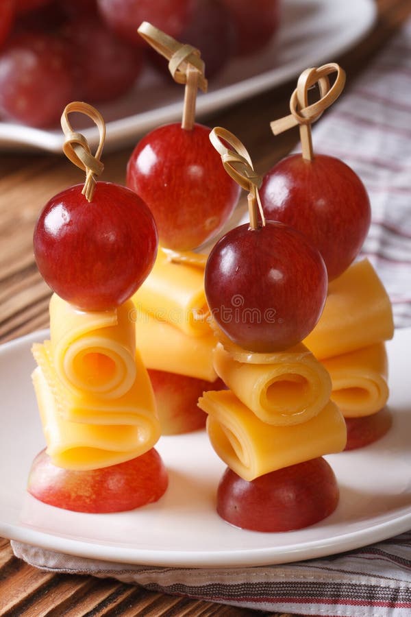 Uvas Y Queso En Vertical Del Primer De Los Pinchos Imagen de archivo ...