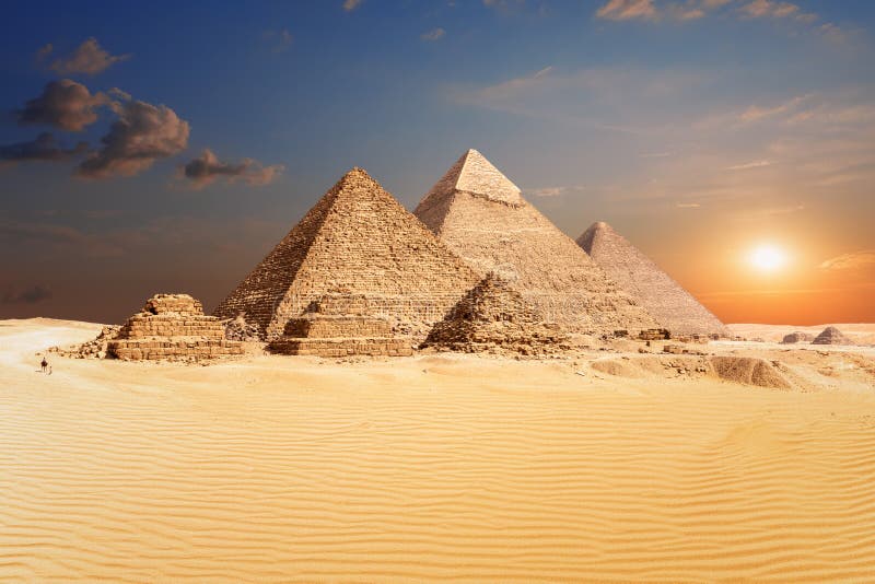 Välkända Egyptiska Pyramider Av Giza, Vacker Syn Fotografering för ...