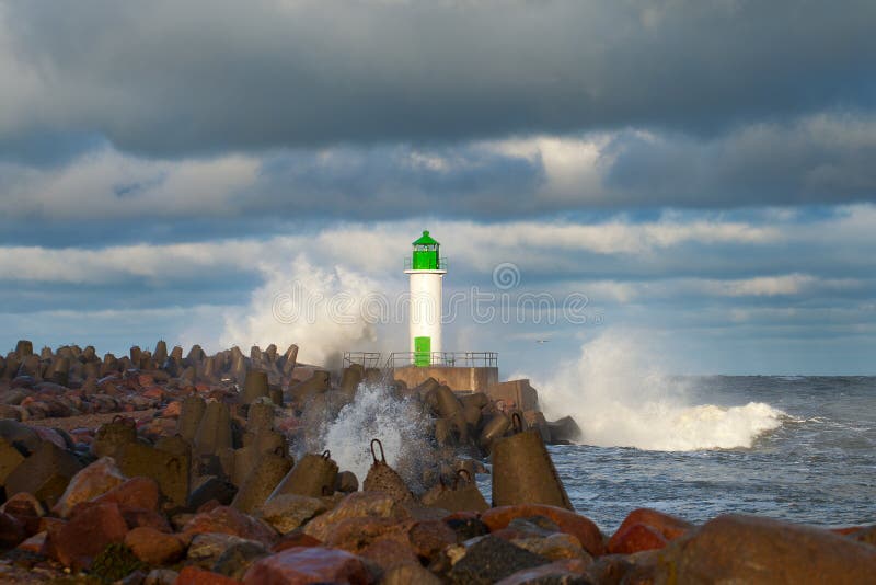 Fyr i storm arkivfoto. Bild av himmel, balsam, oklarhet - 47962116