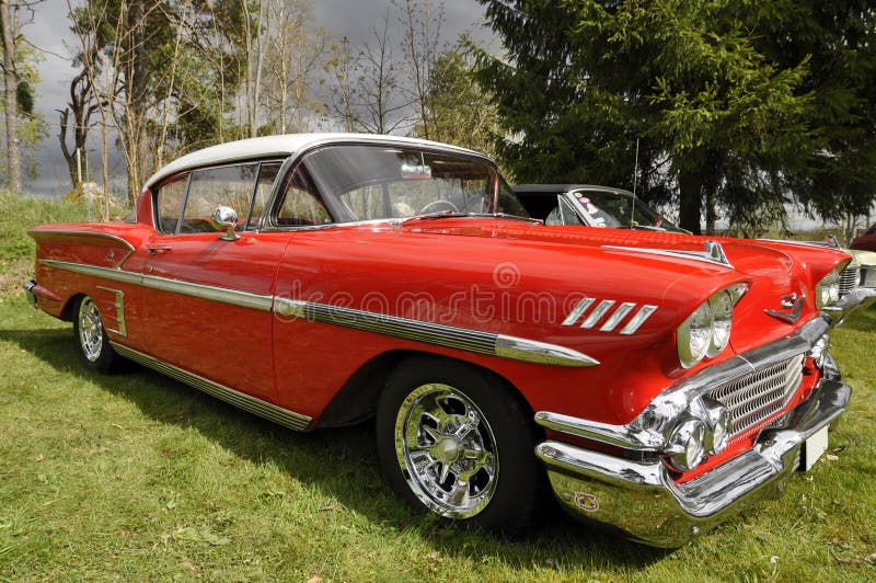 Automobile Rouge Classique De Cadillac De Porte Des Ann?es 1950 4 Gar?e ...