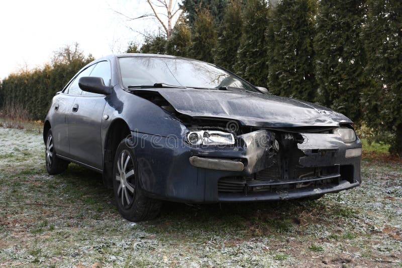 Signe de route endommagé photographie éditorial. Image du système ...