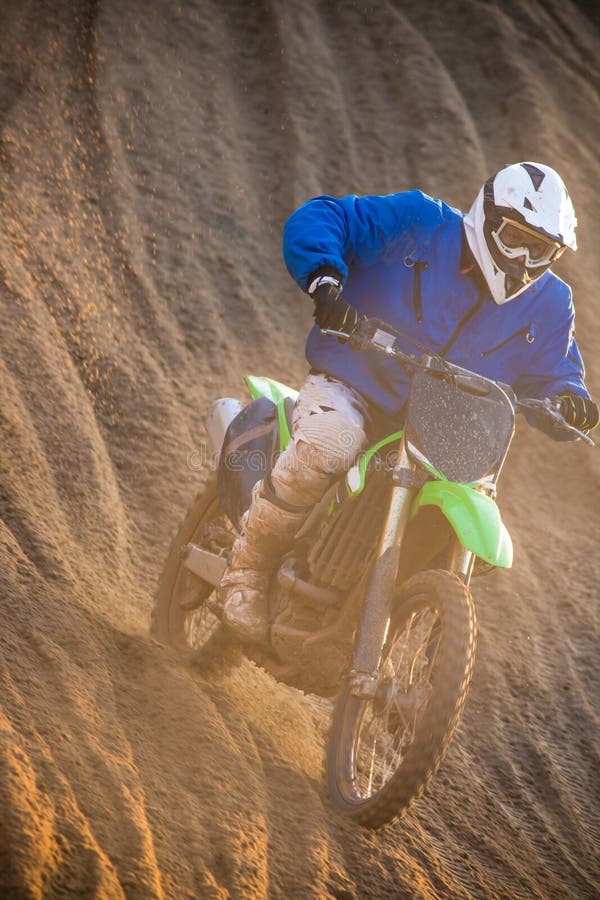 Vélo De Motocross Dans Une Course Image stock éditorial - Image du ...
