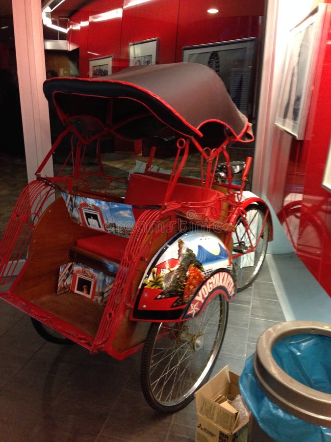 Vélo Rouge Becak De Pousse-pousse Image stock éditorial - Image du ...