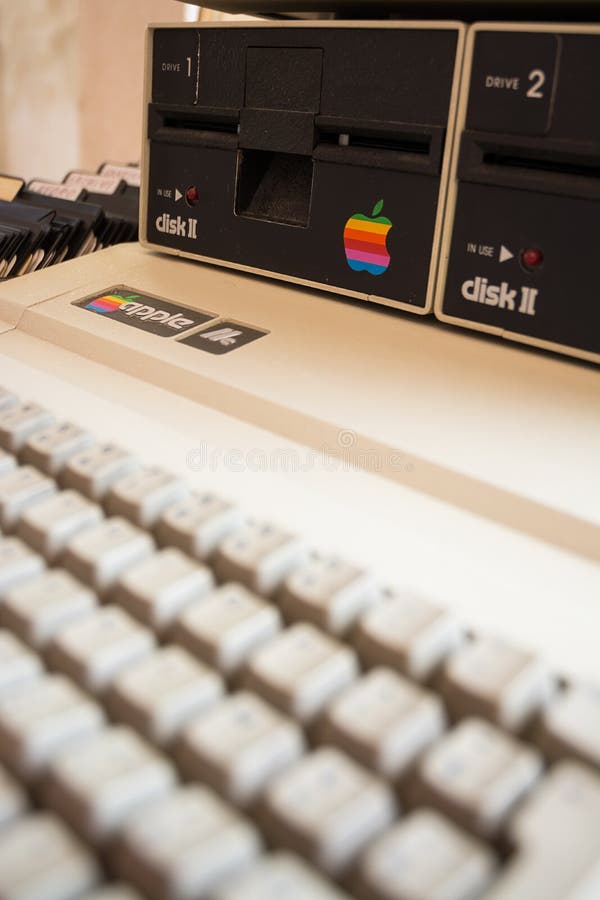 Oude Apple Computer En Hand Die Een Floppy Disk Invoert Redactionele ...