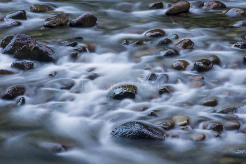 Rotsen Op De Achtergrond Van Rivierwater Stock Foto - Image of groen ...
