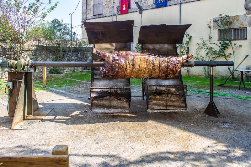 Vaca Entera Asando En El Fuego Imagen de archivo - Imagen de humo ...