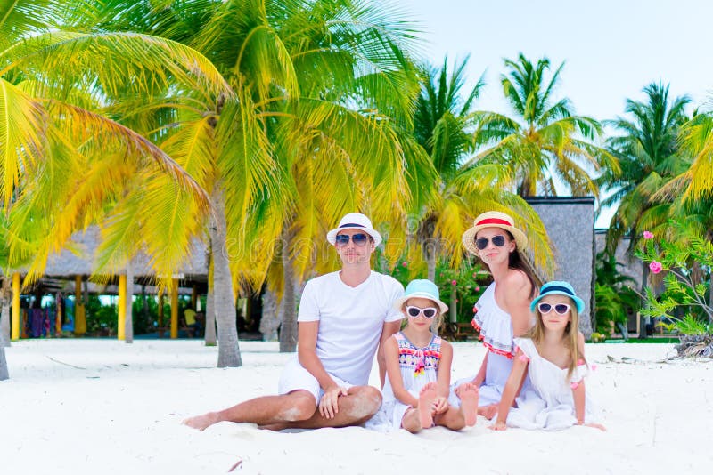 Vacaciones De La Playa De La Familia Foto de archivo - Imagen de ...