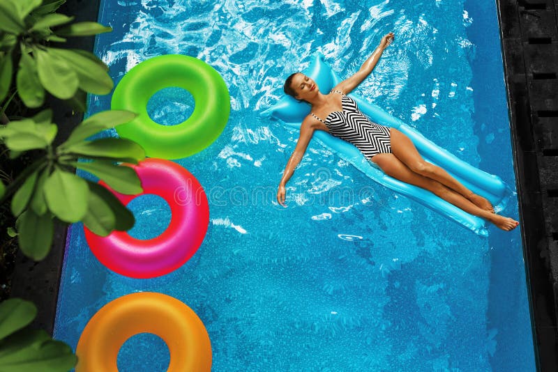 Vacances Dété Prendre Un Bain De Soleil De Femme Flottant Dans Leau