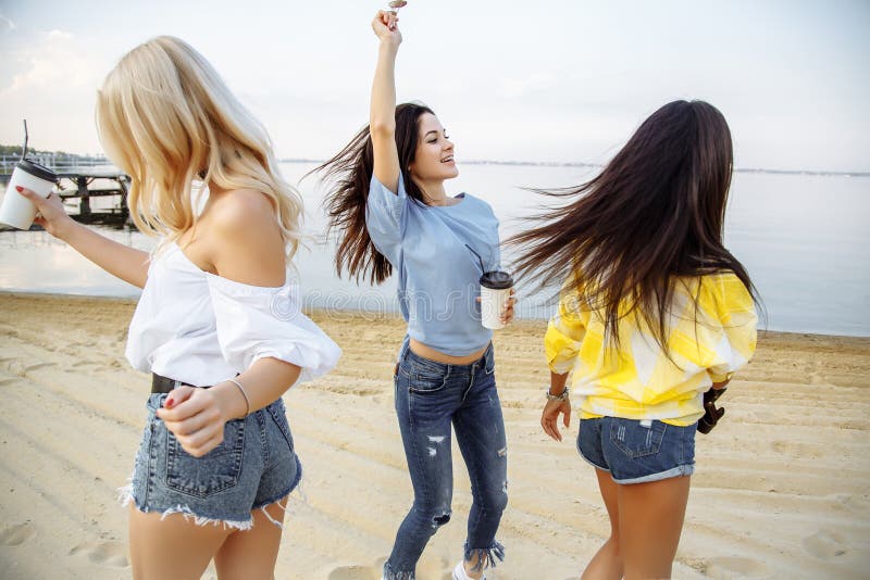 Vacances Partie De Plage Groupe De Jeunes Femmes Heureuses Dansant à La