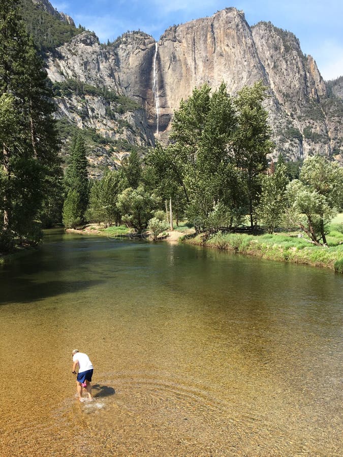 A Corredeira Do Rio De Merced Scoot Em Torno Das Rochas De Yosemite ...