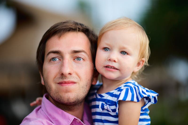Vader en dochter stock foto. Image of wijfje, zomer, samenhorigheid ...