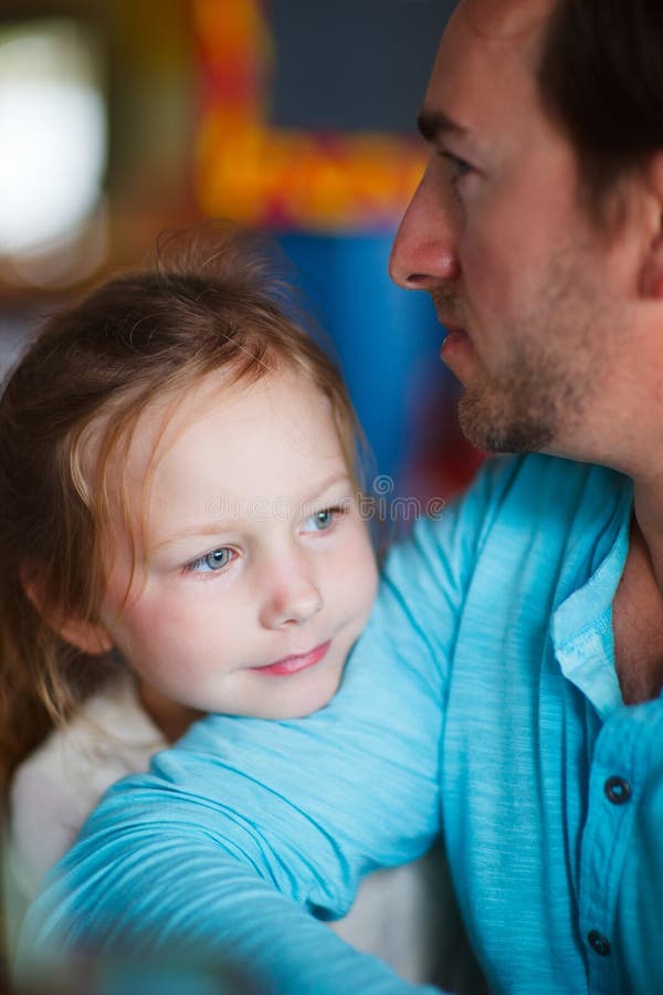 Vader en dochter stock foto. Image of uitdrukking, jong - 37406574