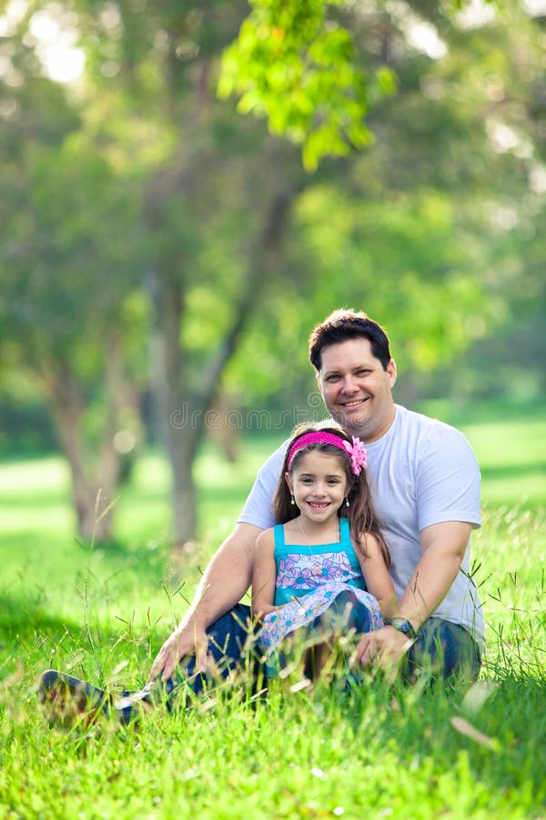 Vader En Dochter Die Van Middag in Het Park Genieten Stock Foto - Image ...