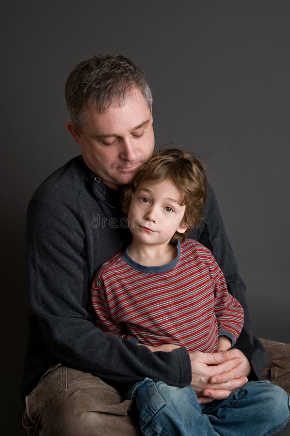 Vader en jonge zoon stock afbeelding. Image of vader - 17926747