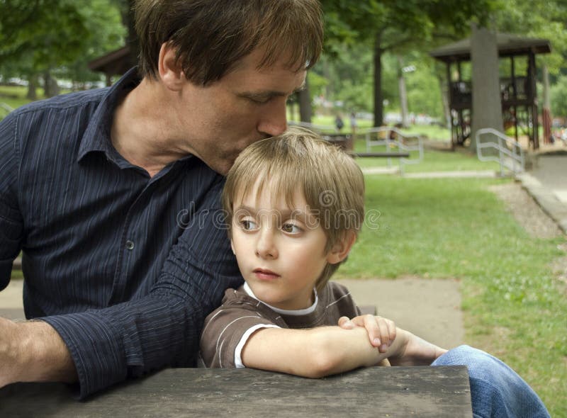 Vader en zoon stock afbeelding. Image of park, sluit - 10034797
