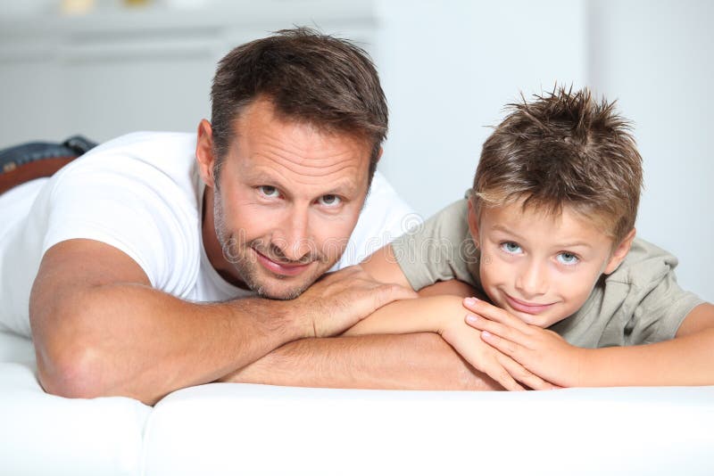 Vader en zoon stock afbeelding. Image of kaukasisch, knap - 16281533