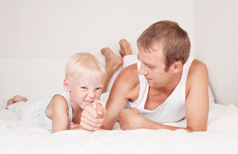 Het Scheren Van De Vader En Van De Zoon Stock Foto - Image of jongens ...