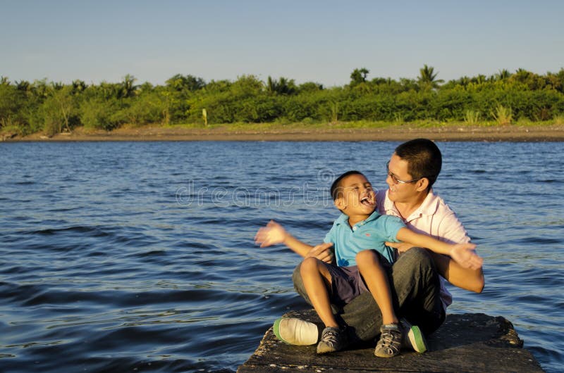 Vader en Zoon stock afbeelding. Image of gelukkig, kind - 25727737