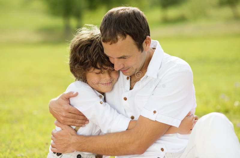 Vader en zoon stock afbeelding. Image of lach, spel, land - 35719299