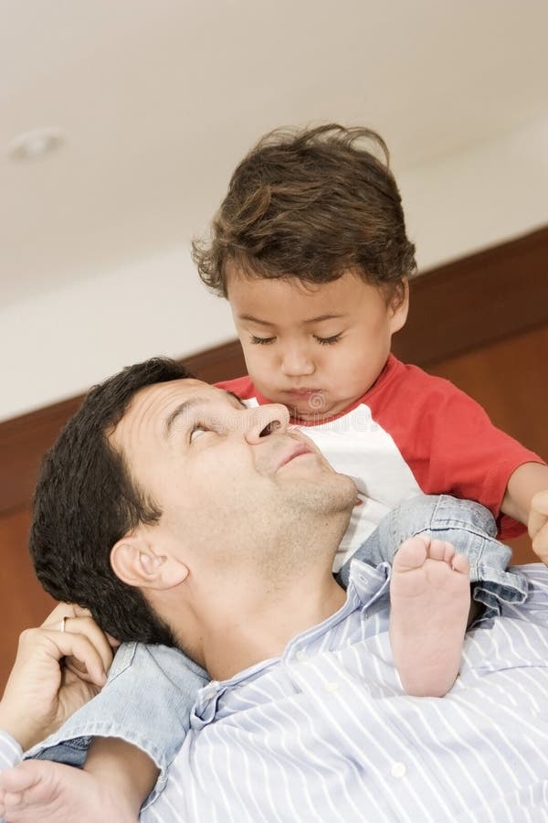 Vader en zoon stock foto. Image of gelukkig, jongen, papa - 8995018