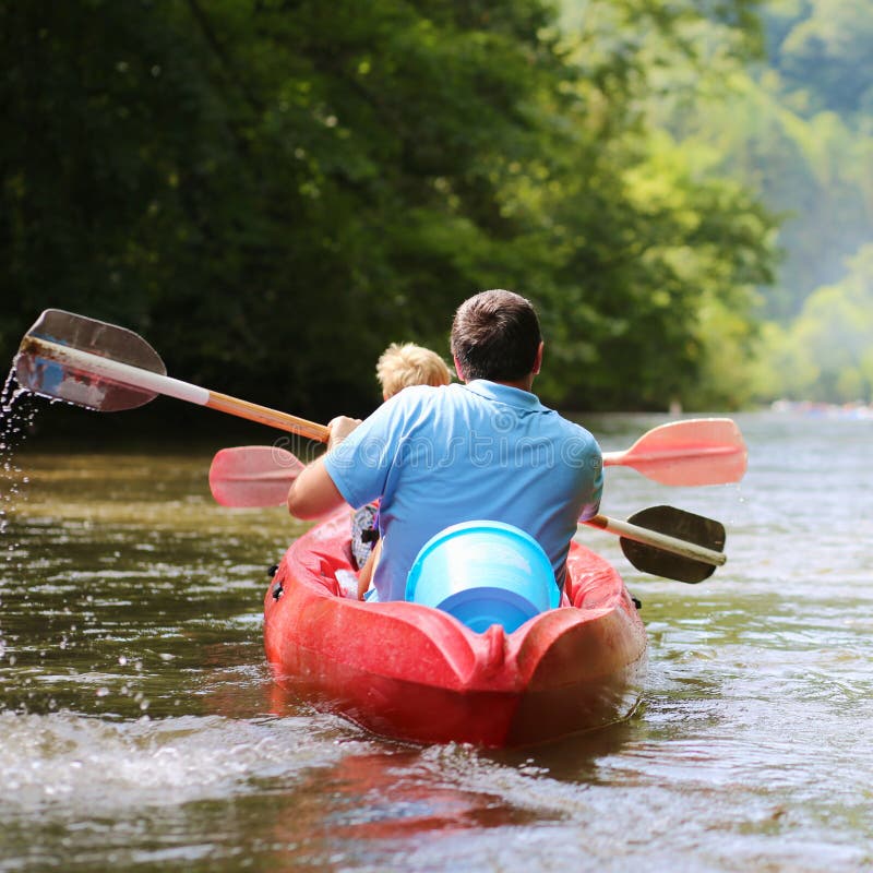 Kayaking Op De Rivier Groep Mensen In Een Boot Die Langs De Rivier ...