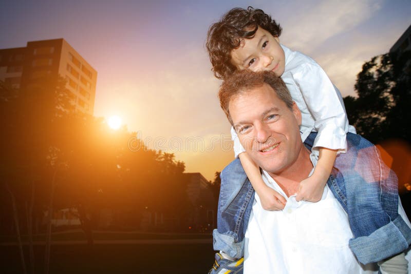 Vader met zoon stock afbeelding. Image of vrolijk, jongen - 8862347