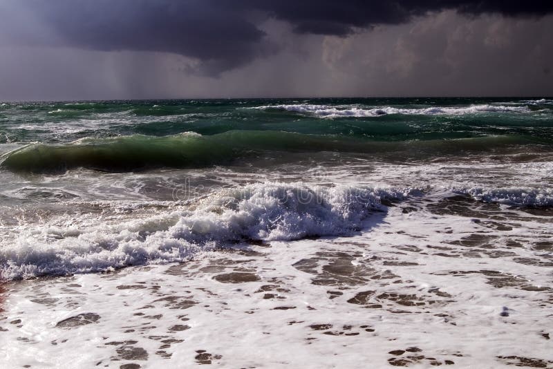 Pluie sur la mer image stock. Image du extrême, grand - 24686151